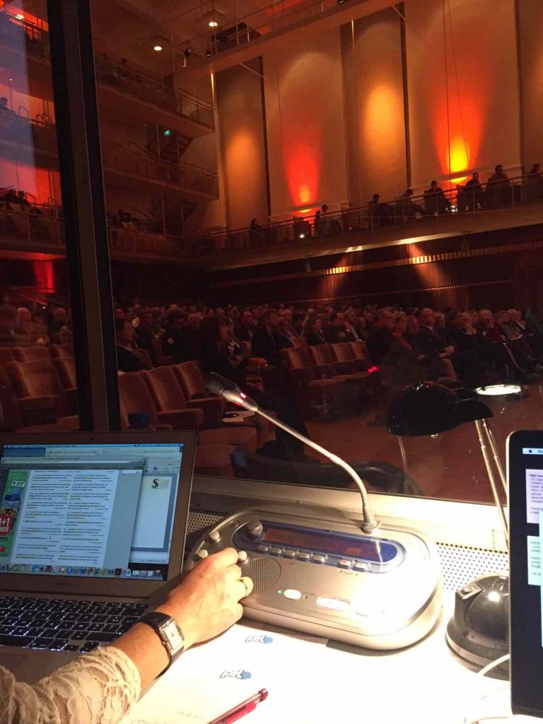 Simultaneous interpretation booths for rent | Colingua